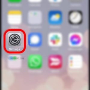 How to Turn On or Off The Flashlight on Your iPhone 13 | Techschumz