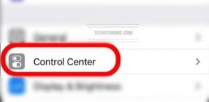How to Turn On or Off The Flashlight on Your iPhone 13 | Techschumz